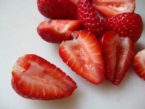 How to Hull a Strawberry - TheMamasGirls
